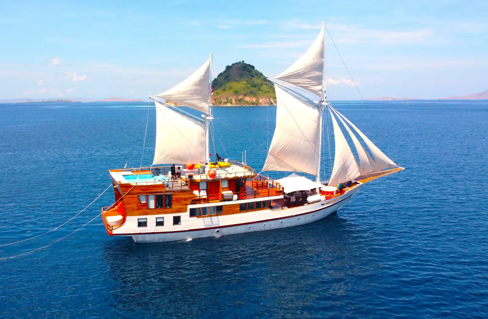 Lady Grace | Lombok to Komodo Liveaboard | Ocean Earth Travels